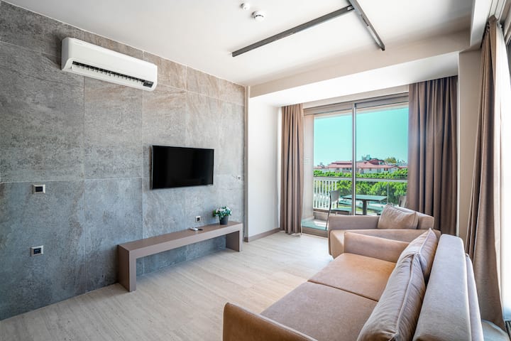 Prive Side 1 Bedroom Pool View - Side