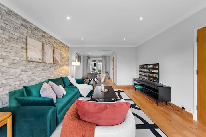 Cozy 3br Home With Garden & Parking Near Parks - Harrow