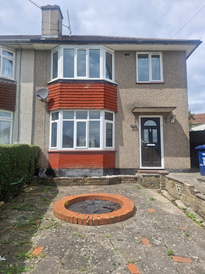 Modern 3-bd Home - London