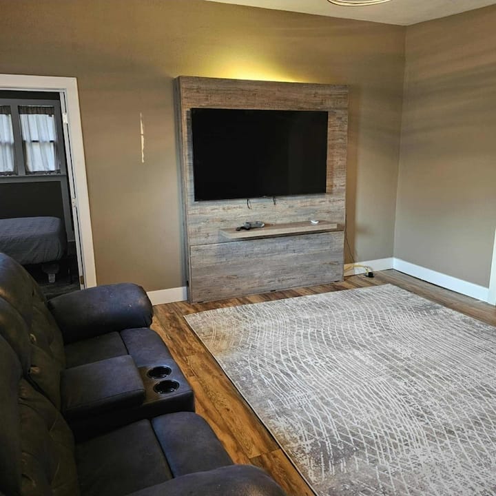 Cozy 4 Bedroom 
Near Badlands - Liberty Lake, Liberty Township