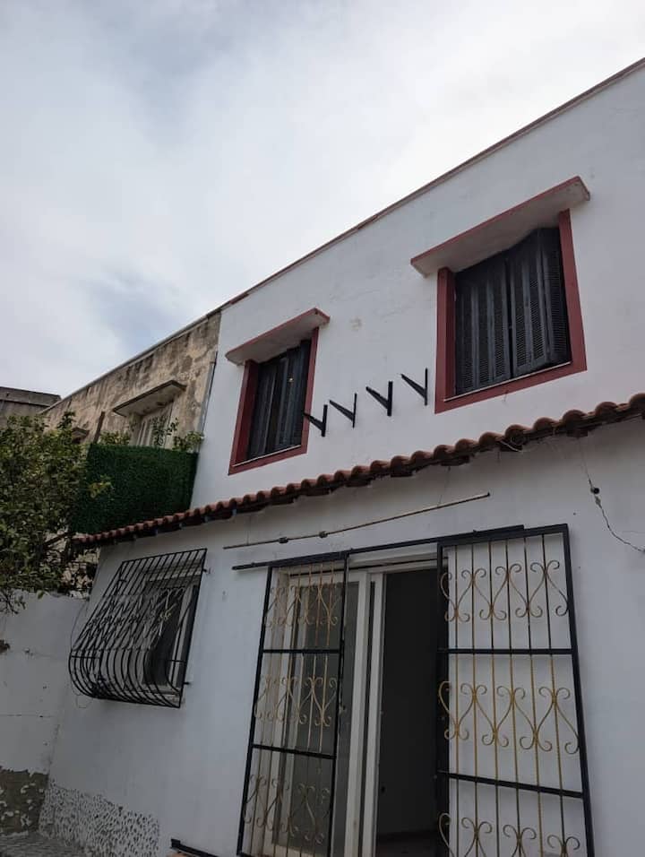 Villa Possède Trois Appartements - Argel