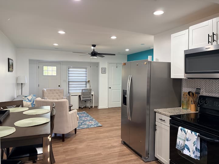 Bright & Cozy 2br Stay – Near All The Action! - Williamsburg, VA