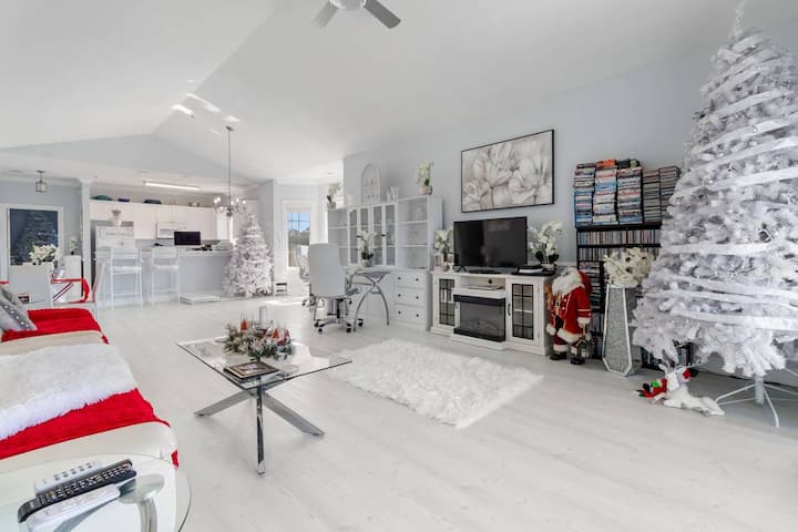 Lakeview Christmas Condo • Near Broadway & Beach - Myrtle Beach, SC