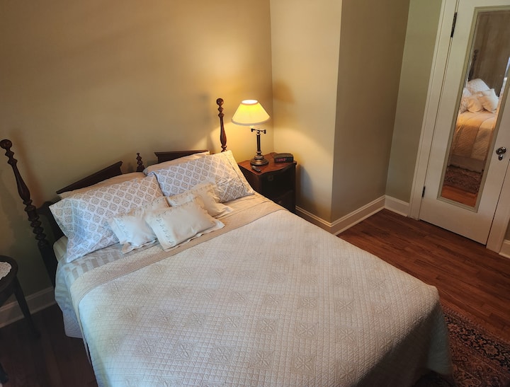 Private Room In Cottage Home Near The Plaza - Kansas City, MO