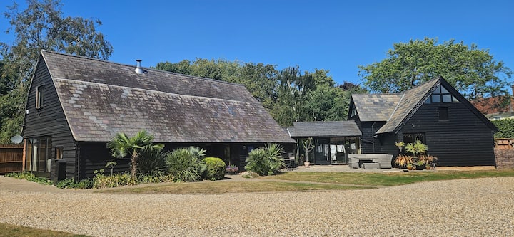 Breewood Coach House, Unique Modernised Barn - Colchester