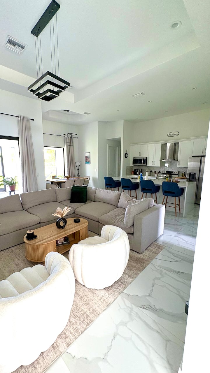 Cozy 2-bedroom Retreat In Cape Coral Beach! - Cape Coral, FL