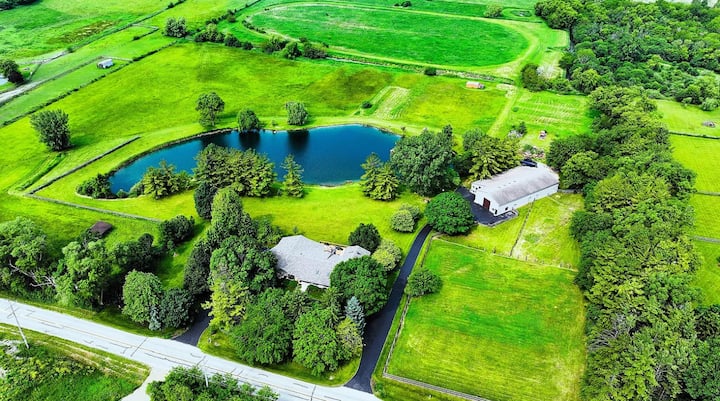 Majestic Meadows: 25 Acres W/ Hot Tub - Algonquin, IL