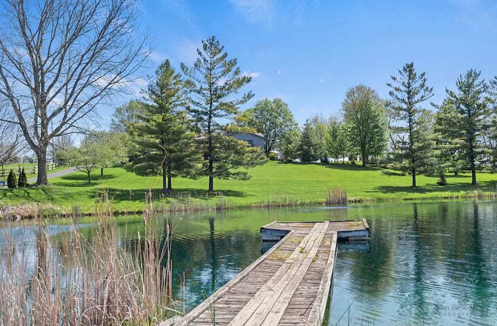 Majestic Meadows: 25 Acres W/ Hot Tub - Crystal Lake, IL