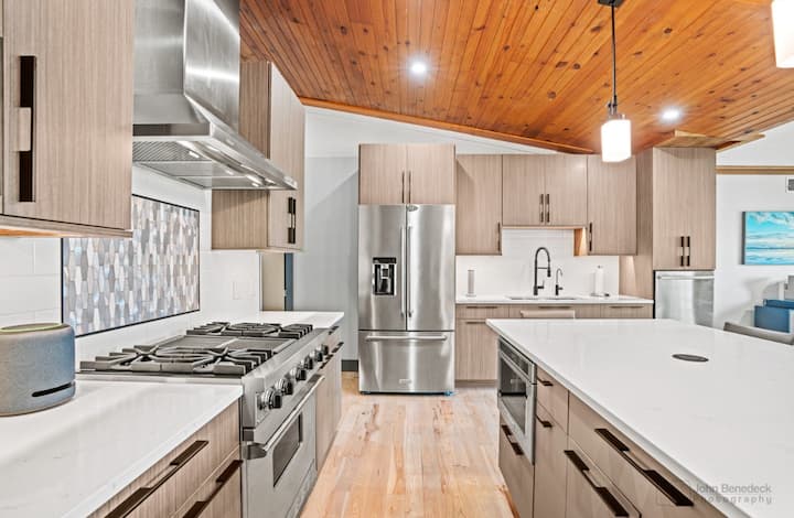 Majestic Meadows: 25 Acres W/ Hot Tub - Crystal Lake, IL