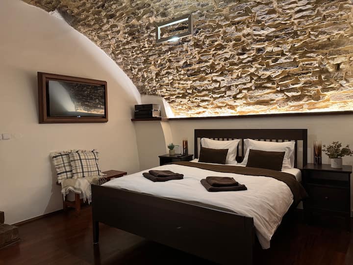 Historic Arch Apartment - Karlova Street - Prága