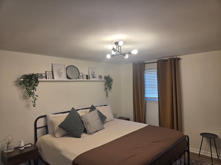 Bright 2br W/ Fast Wifi, Kitchen, Private Entrance - Avon, IN