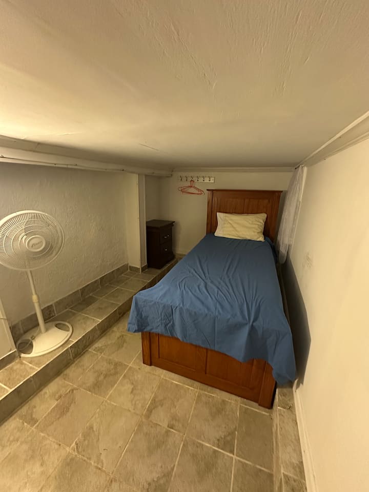 Small Room In Old Greenwich - Greenwich, CT
