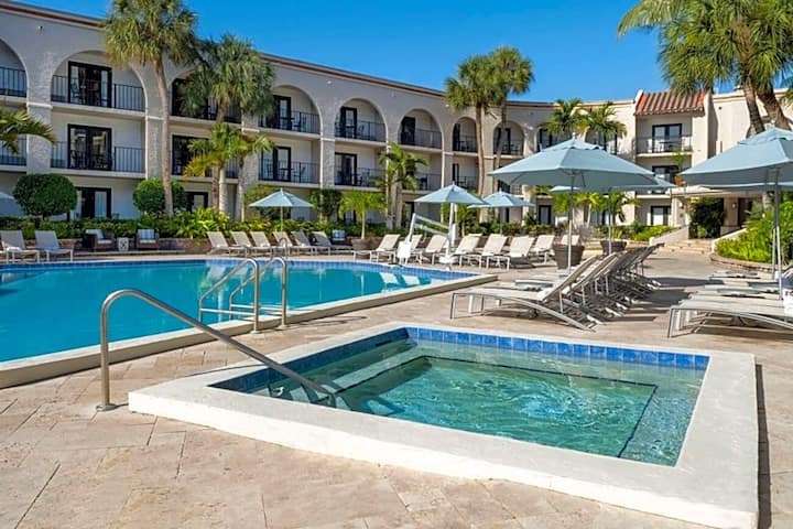 King Room | Wyndham Boca Raton | Heated Pool - Boca Raton, FL