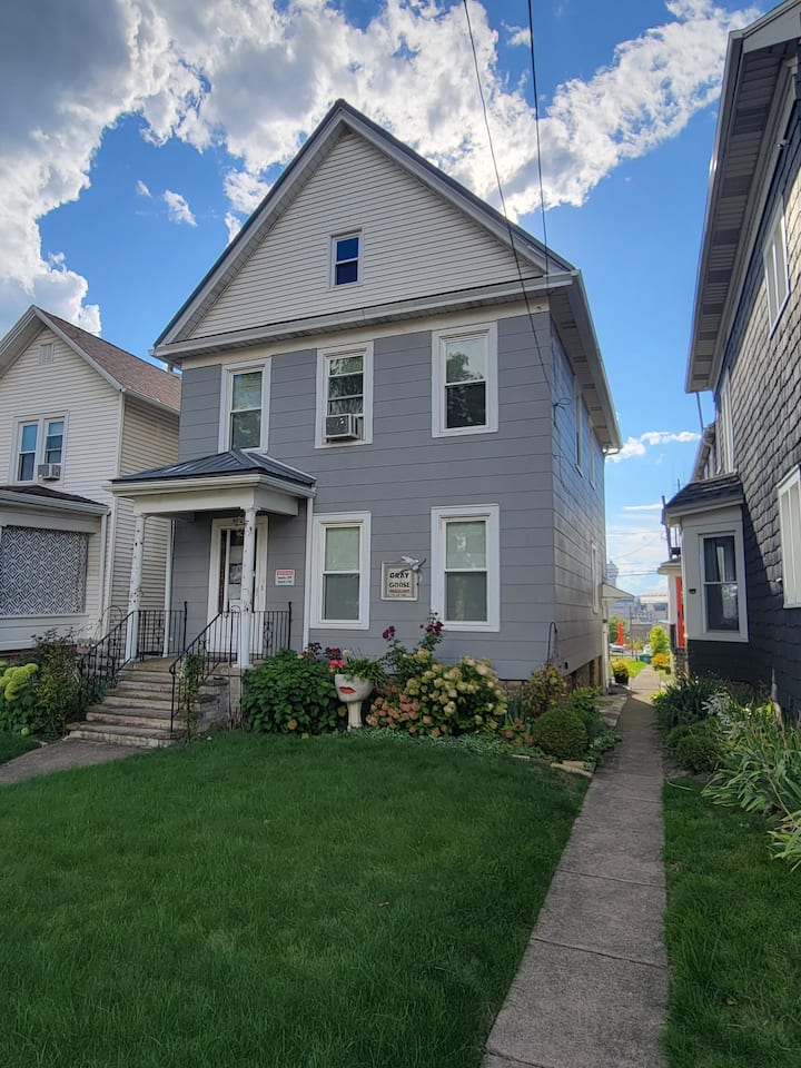 Gray Goose - Walk To Falls | Spacious 4br Home - Niagara Falls, NY