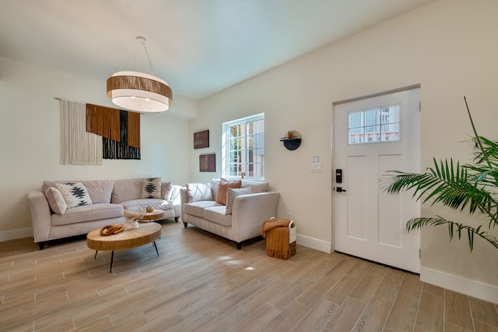 Modern Home Perfect For Working Professionals - Citrus Heights, CA