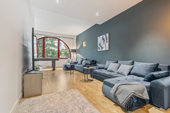 Luxury In Leeds - Sleeps 9 - Pool & Tennis Tables - Leeds