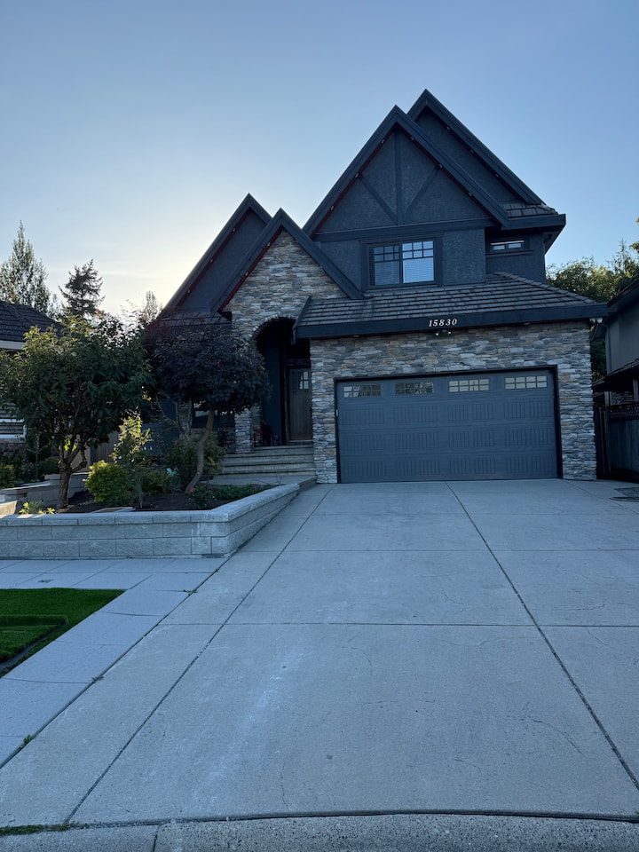 4 Bedrooms 2 Kitchens In A Basement. Sleeps 12 Ppl - Langley