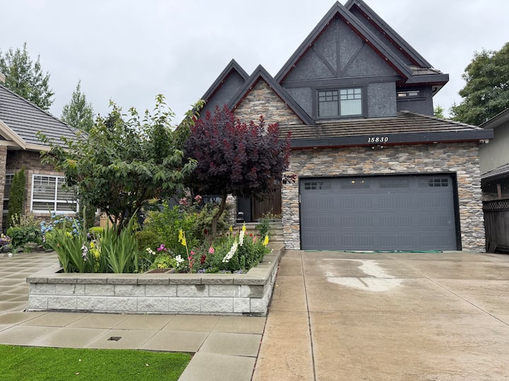 4 Bedrooms 2 Kitchens In A Basement. Sleeps 12 Ppl - Surrey