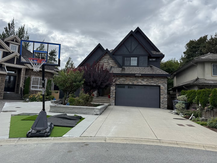 4 Bedroom 2 Kitchen 2 Fmly Rooms. Sleeps 12 People - Surrey