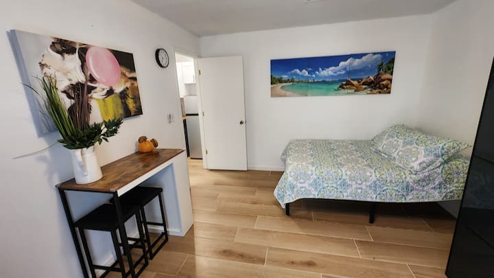 Small Studio In A House With A Private Entrance - Pinellas Park, FL