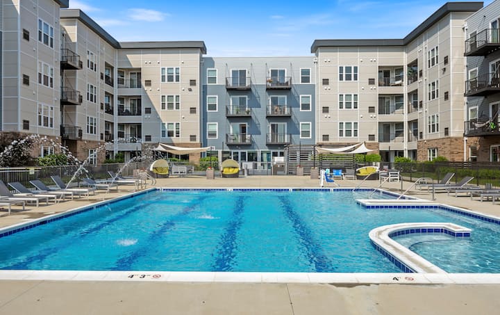 Naperville 2br Escape | Pool, Gym, Pickleball! - Naperville