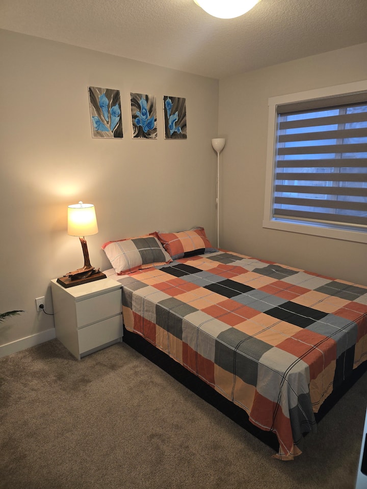 A Comfy & Affordable Room! - Airdrie