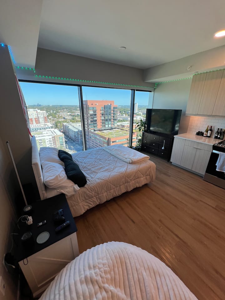 Skyline Glow Studio 16th Floor City Views - North Carolina State University, Raleigh