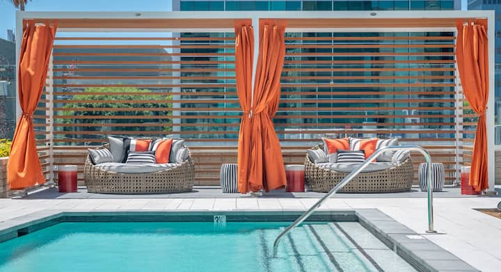 Hollywood Sign View~ Free Parking Gym Pool Jacuzzi - West Hollywood, CA