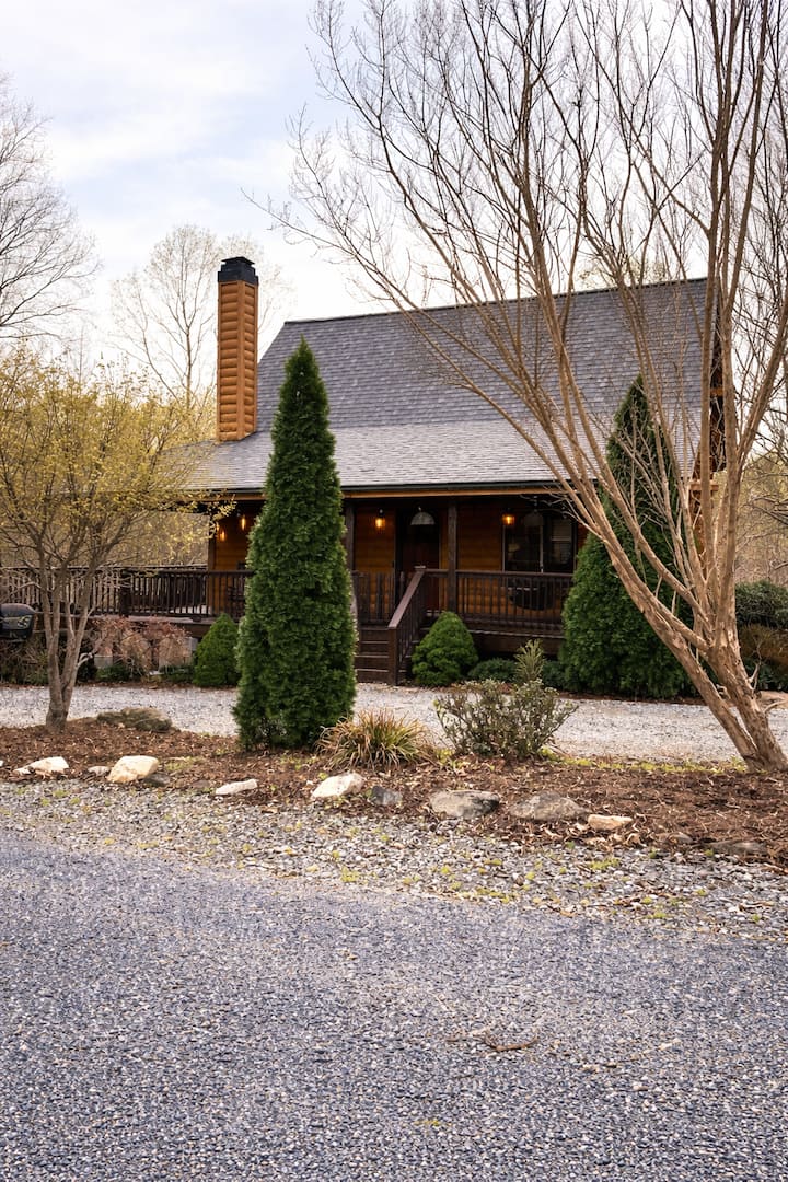 Fox Lake Cabin Retreat! Hot Tub • Games • Fire Pit - North Carolina