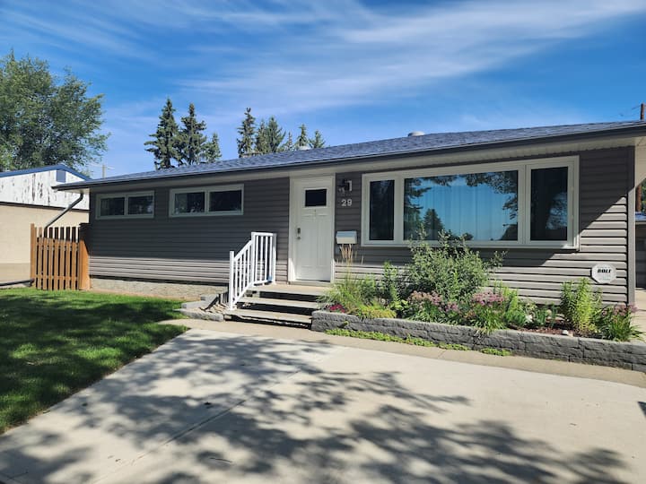 Cozy Home In A Beautifully Treed Neighborhood. - St. Albert