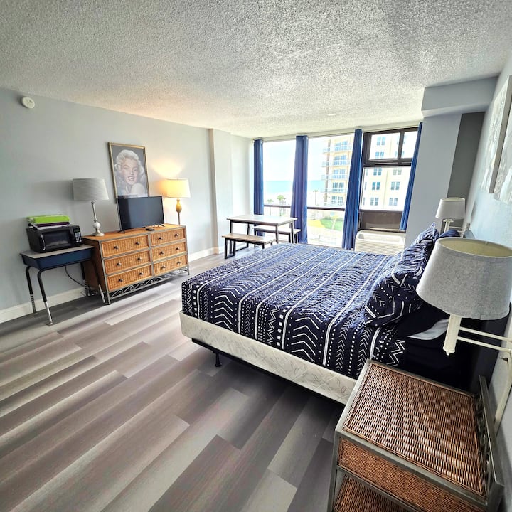 King Oceanview Studio W/pool & Kitchenette - Daytona Beach Shores, FL