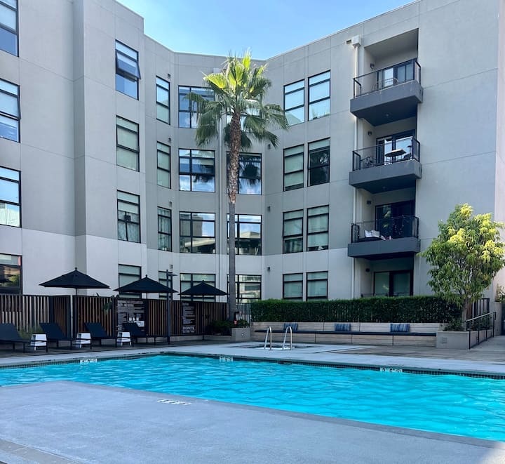 Stunning 2bd 2bath~ Pool Gym Jacuzzi Free Parking - West Hollywood, CA