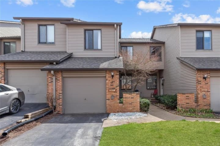 Stylish 4br Townhouse W/ Pool Access - Kirkwood, MO