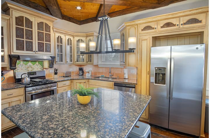 Spacious 4br Retreat In East Sa 3 Min To Alamodome - San Antonio