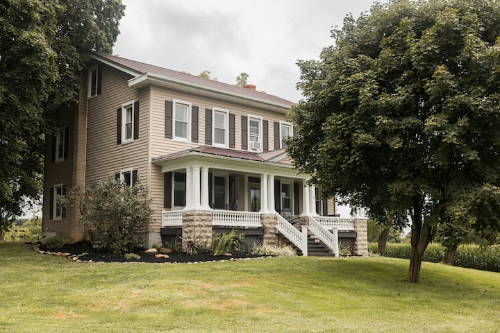 The Dwelling House - Cozy Farmhouse With Hot Tub - Lewisburg, PA