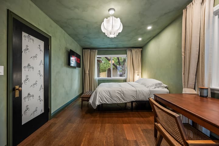 Stylish Mid-century Stay By Hollywood Bowl & Lake - Hollywood, CA