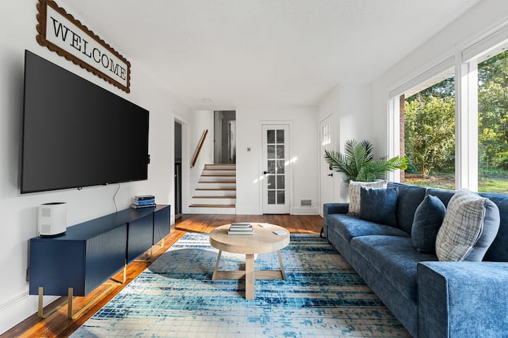 Orange Pit | Luxe 3br + 75" Tv + Fire Pit Yard - Saint Andrews, SC