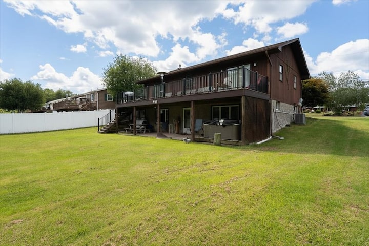 Lake Front Pocono Cabin | Massive Yard & Hot Tub - Lausanne Township