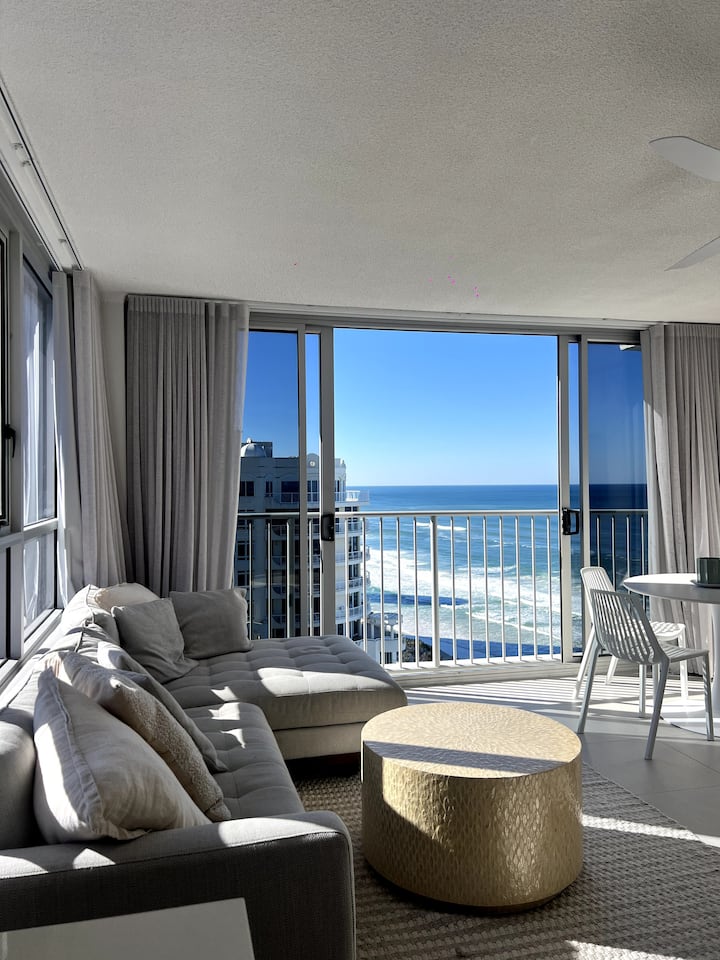 Top Floor Beachfront Ocean View+ Pool, Spa & Sauna - Surfers Paradise