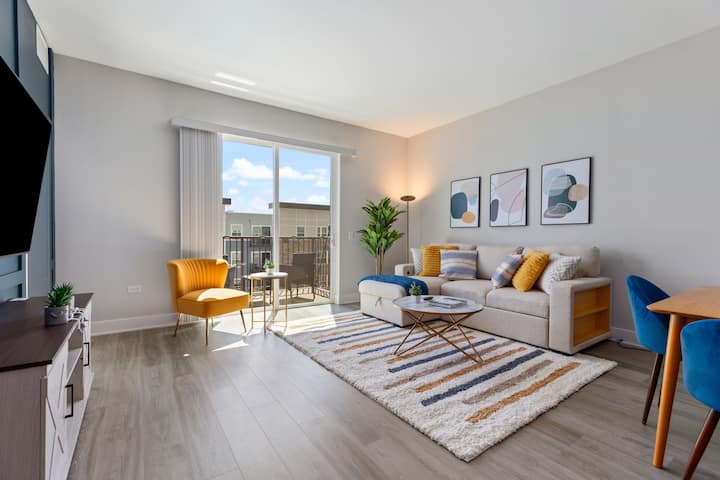 Stylish 2br | Pool, Pickleball, Gym, Playroom! - Naperville