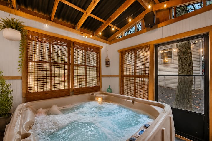 Hot Tub, Fire Pit, Minutes To Lake Wallenpaupack - Lake Wallenpaupack, PA