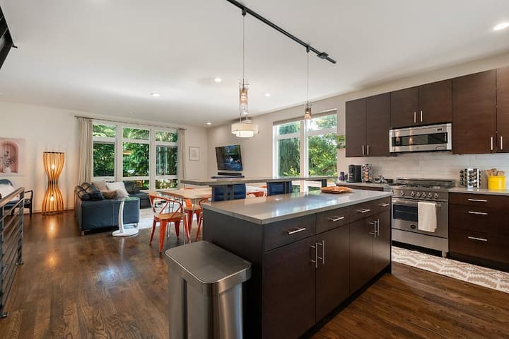 3br/2.5ba, City View, Free Parking, Ev Charger - Seattle, WA