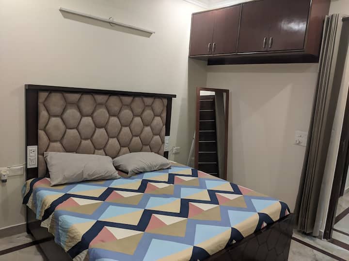 A Place To Feel Like Home With All The Amenities. - Faridabad