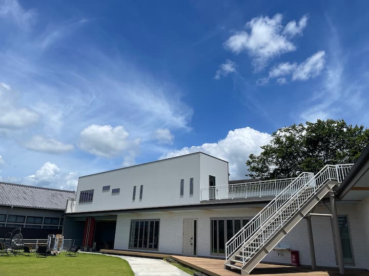 まるで秘密基地！壁とゲートで囲まれた貸別荘は最大12名まで宿泊可能！関東、中京方面より高速一本です - Iwata