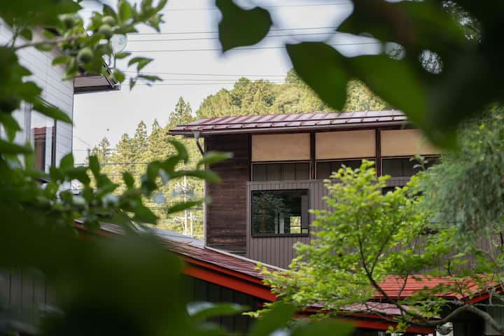 野鳥も訪れる自然豊かな城下町に佇む/観光エリア徒歩圏内/趣ある日本家屋で癒やしの滞在/無料駐車場 - 高山市