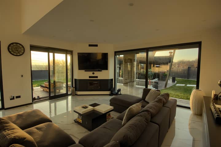 Your Luxurious Getaway On Outskirts Of Belgrade - Serbia