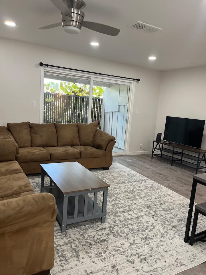 Homey 2 Bedroom Apartment! - Concord, CA