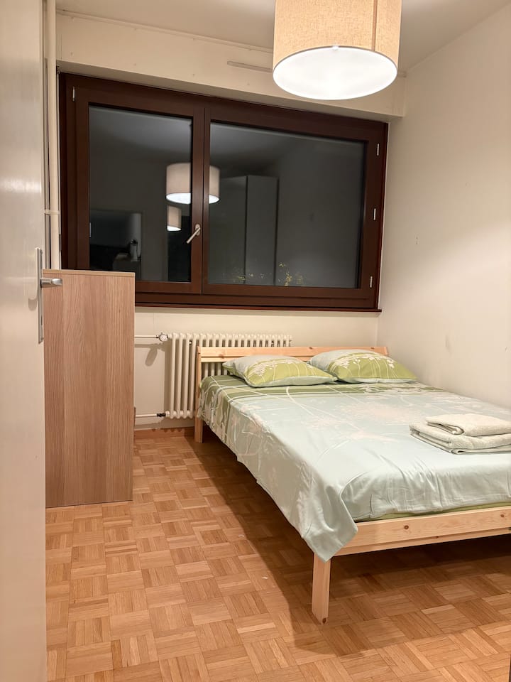Petite Chambre, Lit Double, Placards De Rangement - Genève
