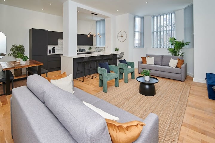 Stylish 2 Beds, Sleeps 10, 2 Baths, Free Parking - Guernsey