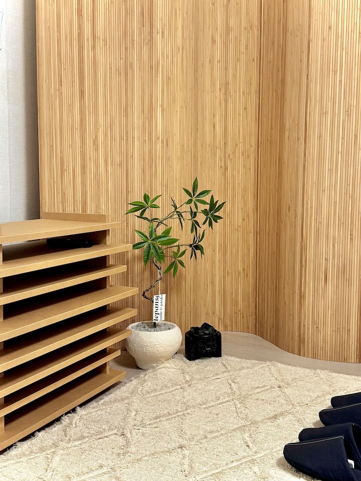 [Hongdae Private] 홍대입구역 10분/2r3b/침대 3개/최대 6인/짐보관가능 - Seoul